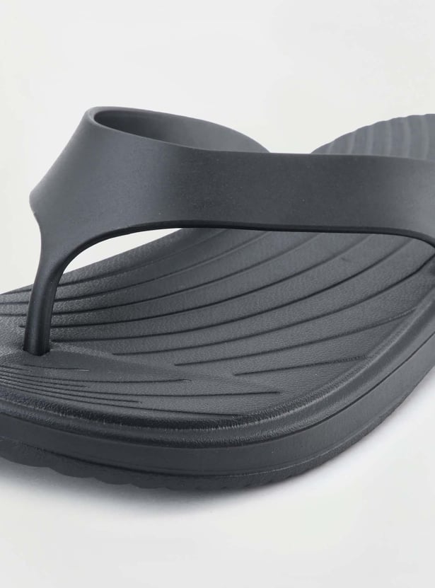 Buy Men Textured V-Strap Slippers Online at just Rs. 399.0 ...